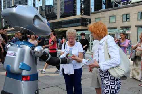 A unique afternoon in the streets of Toronto, a robot talks about ...